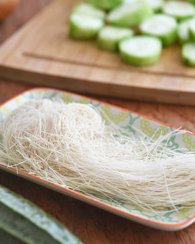 Quick and Easy MIswa at Patola Soup - Kawaling Pinoy