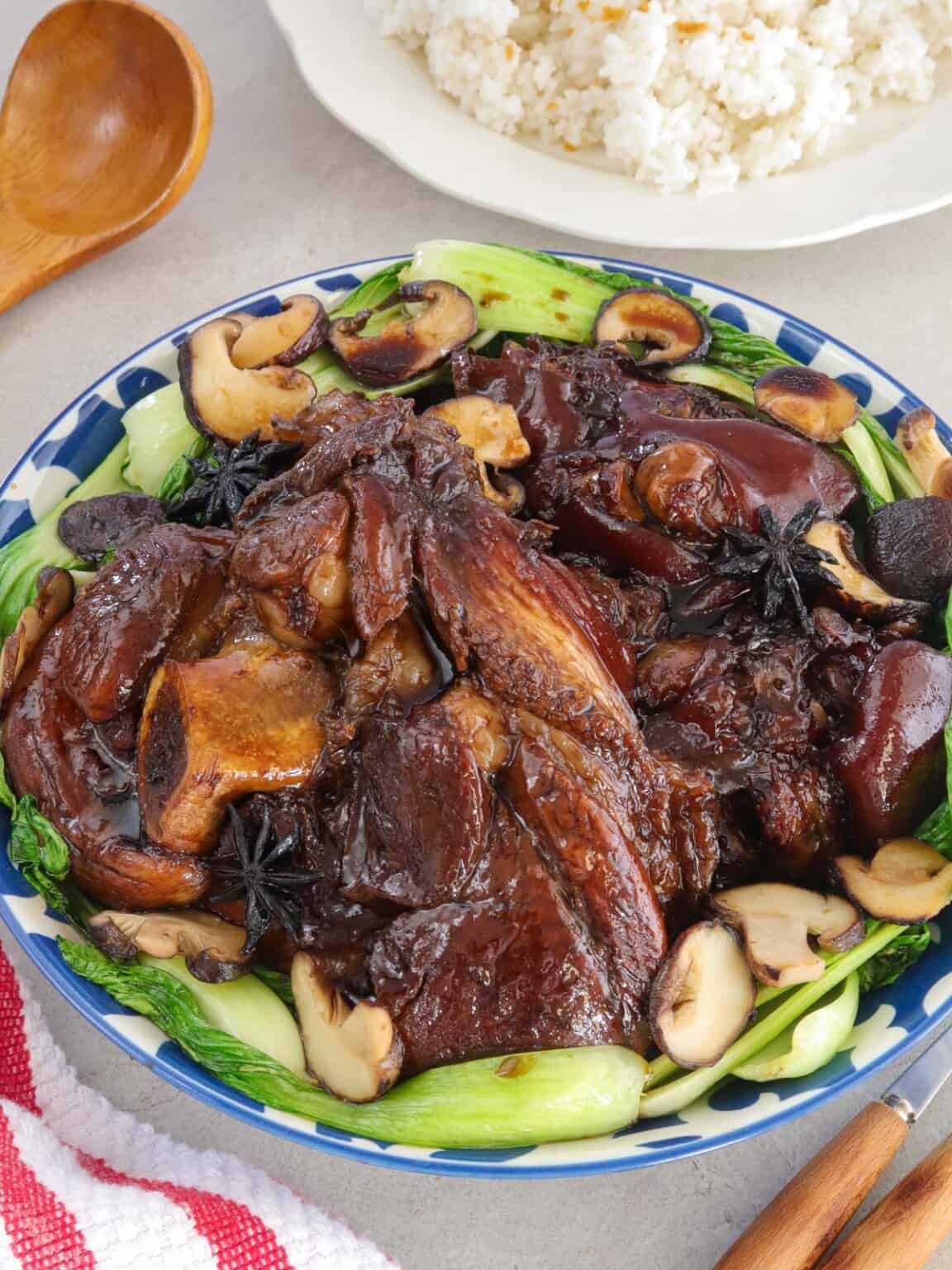 Pata Tim (Chinese-style Braised Pork Leg) - Kawaling Pinoy