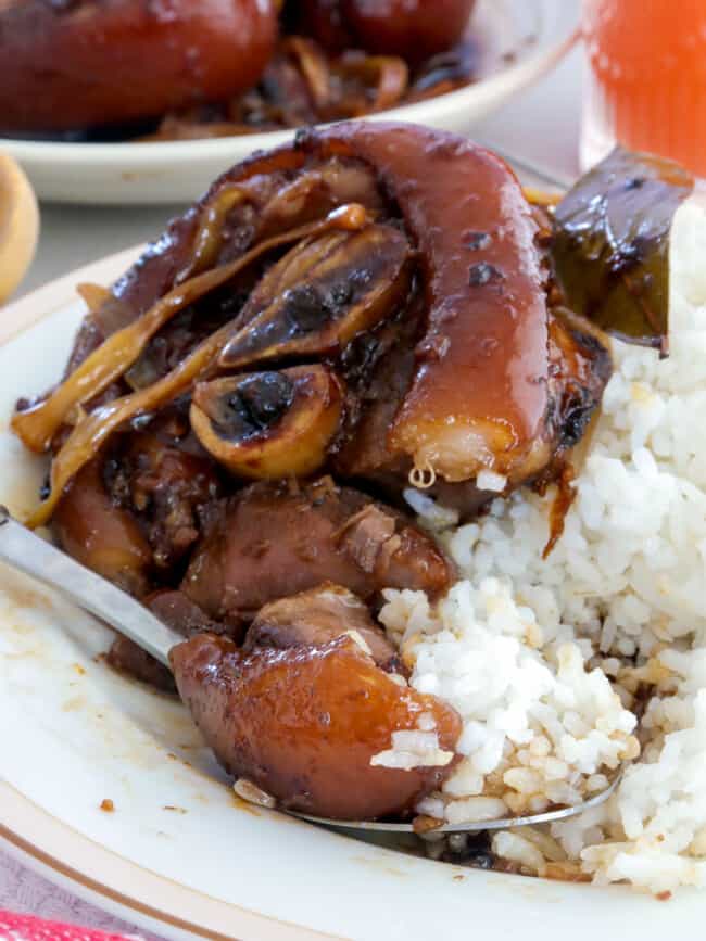 Paksiw na Pata (Braised Pork Hocks) - Kawaling Pinoy